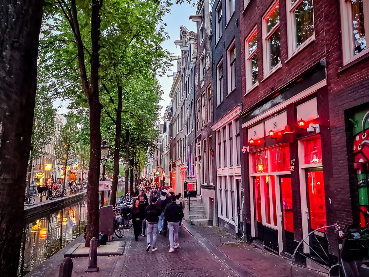 Red Light District Amsterdam – sex, vitrine și gură-cască – Dana Mladin